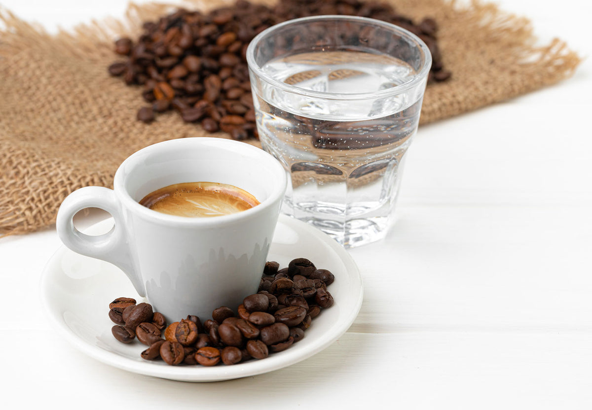 L'acqua va bevuta prima o dopo il caffè? - Kimbo
